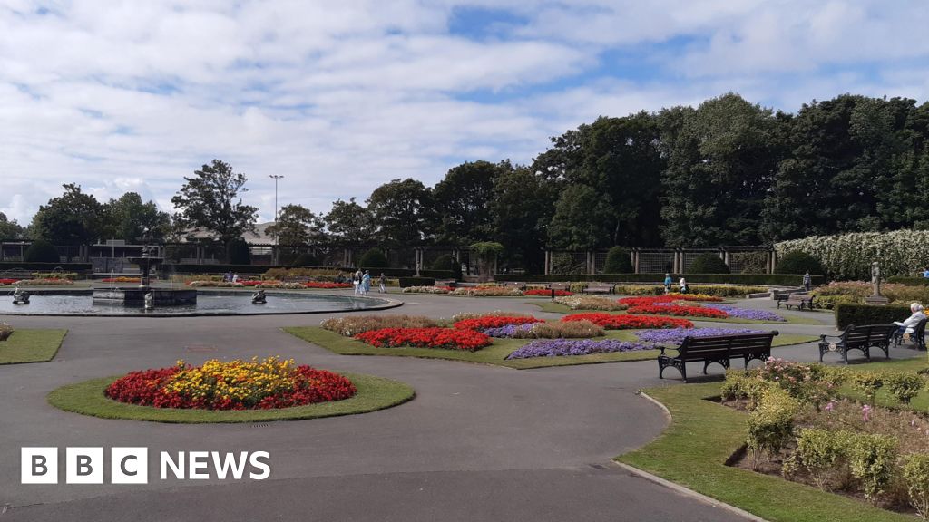 Celebration trees in Blackpool to replace memorial benches - BBC News