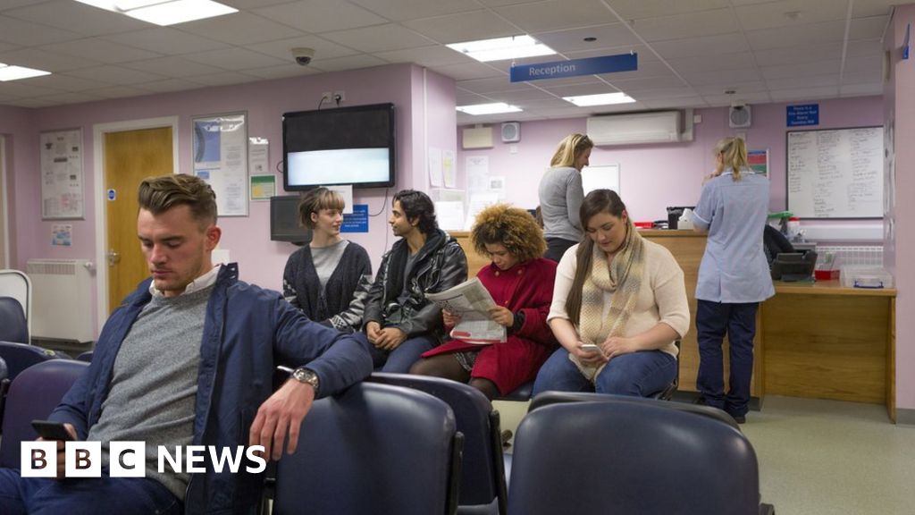 Convenient GP appointments 'very difficult' to make - BBC News