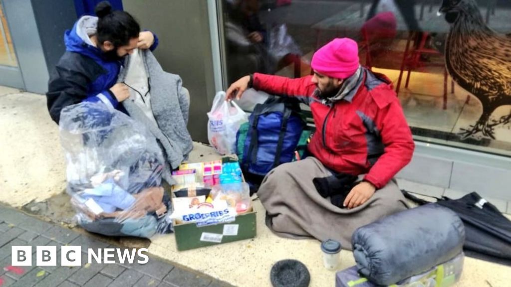 Ex-rough sleeper creates interactive map for homeless - BBC News
