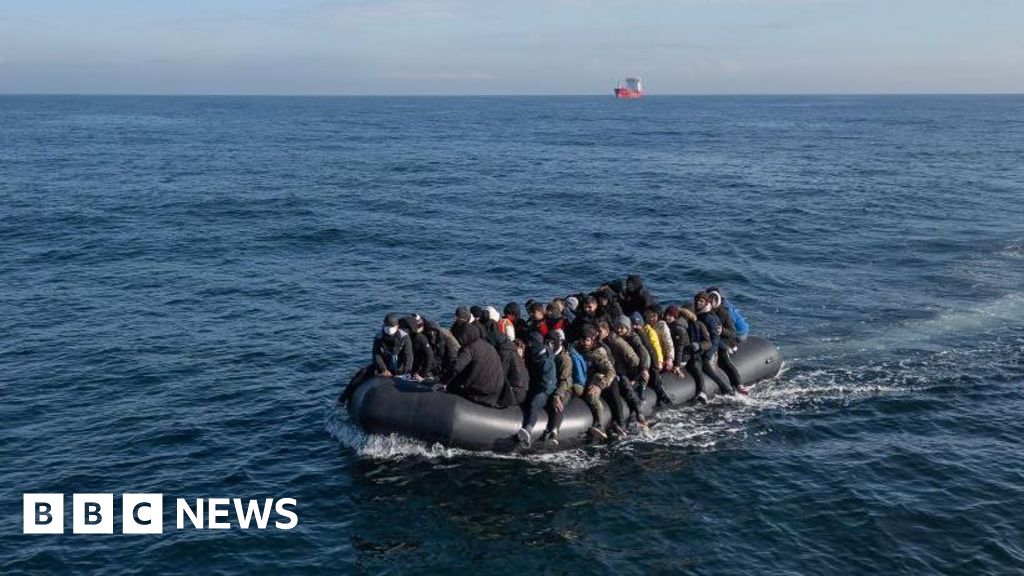Bank holiday weekend sees 871 migrants cross English Channel