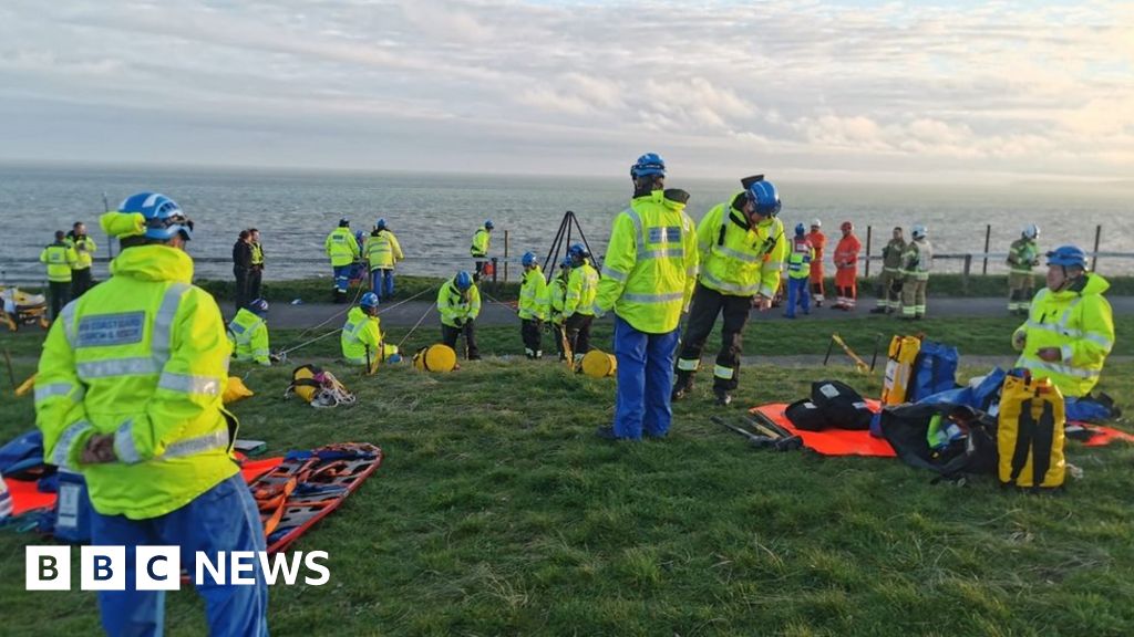 Boscombe cliff fall: Man rescued after tumbling 100ft - BBC News
