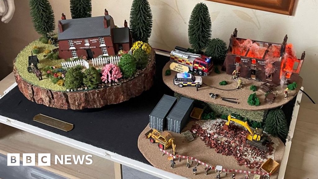 Model maker recreates Crooked House pub in miniature - BBC News