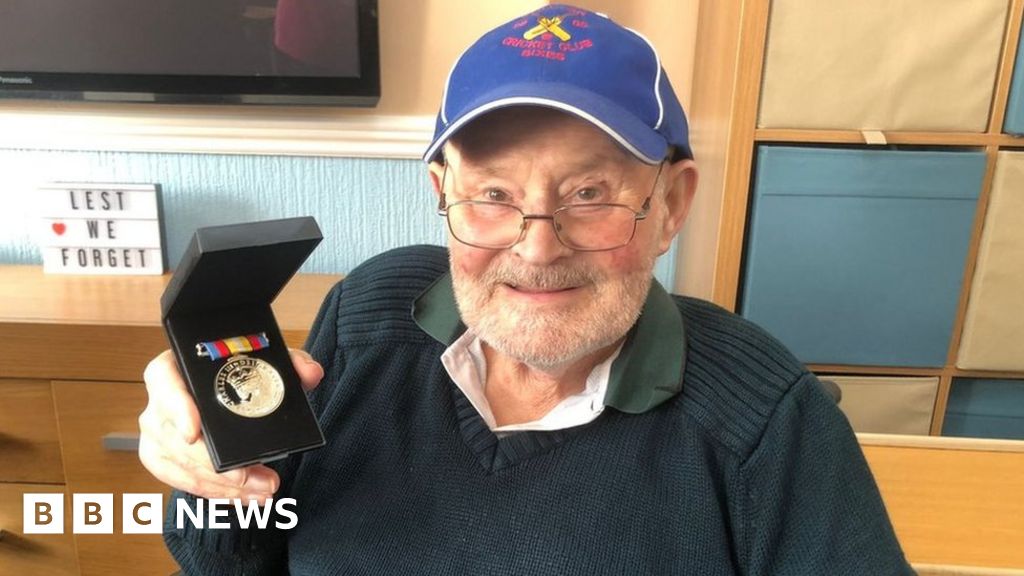 Nuclear Test Medal honour for Whitby RAF veteran, 86 - BBC News