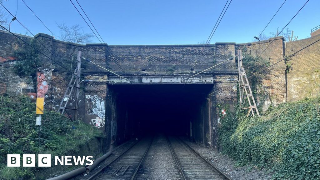 Hackney railway bridge work set to halt Liverpool Street trains - BBC News