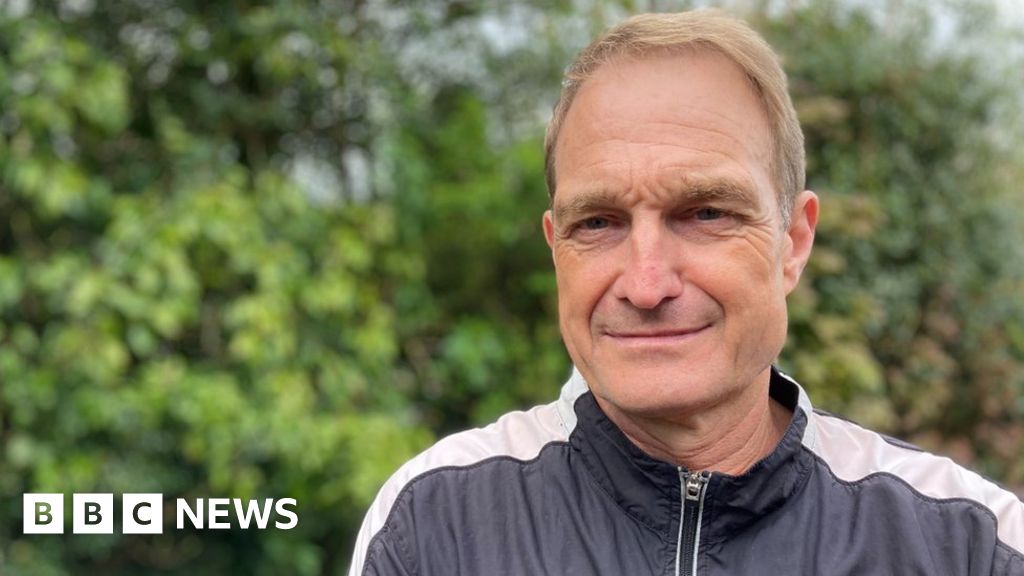 Derbyshire pacemaker runner aims to set marathon record - BBC News