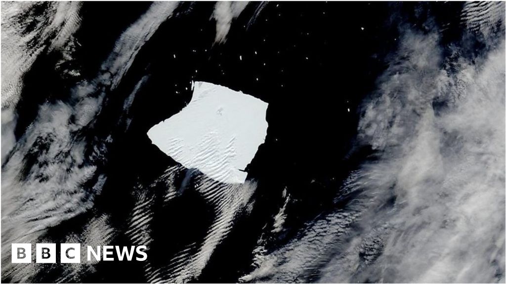 World's biggest iceberg spins around - BBC News