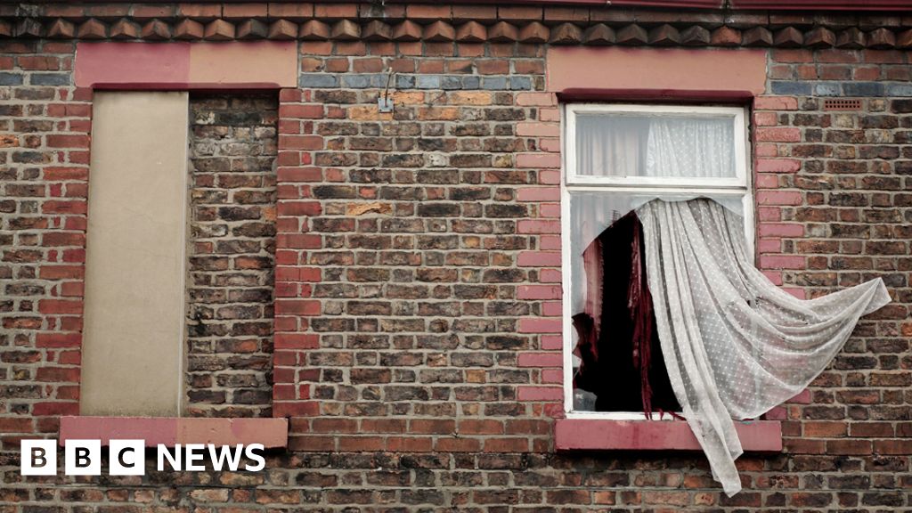 Why are so many British homes empty? - BBC News