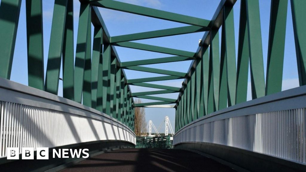 New Solihull footbridge opens across A45 - BBC News