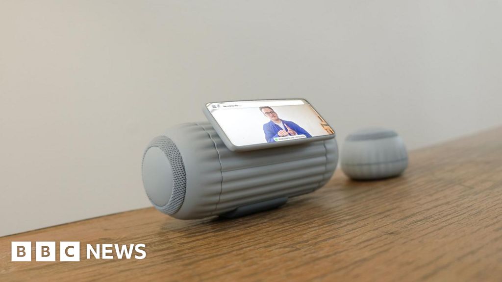 Smart speaker device designed by deaf Nottingham student - BBC News