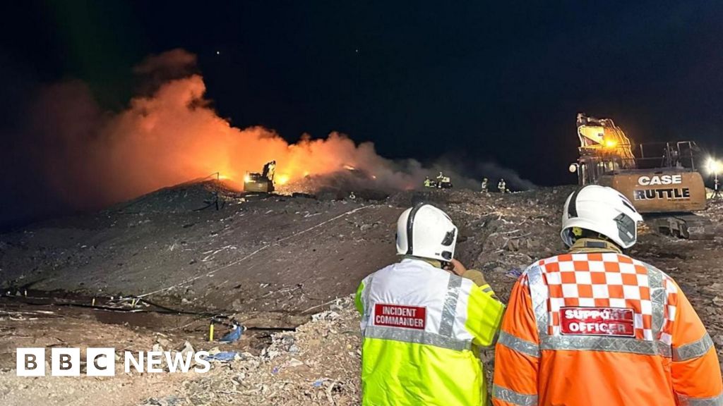 Walleys Quarry: EA joins fire crews to monitor landfill blaze - BBC News