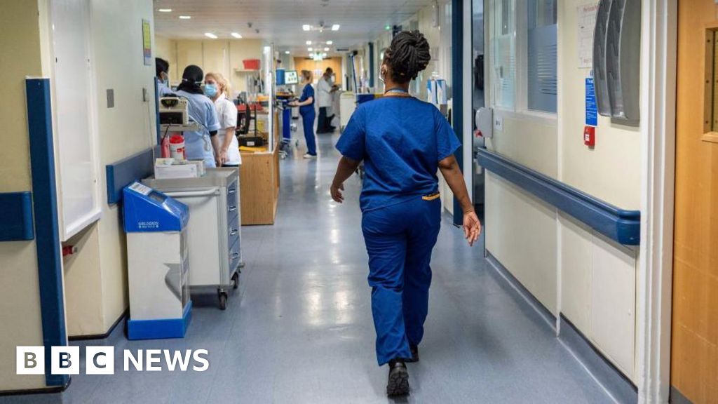 Nursing union votes to accept NHS 5.5% pay rise in Scotland - BBC News