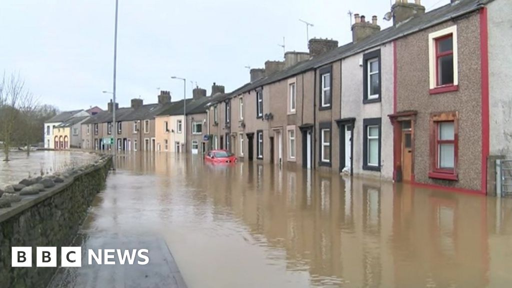 Cumbria floods: Hundreds still unable to return home - BBC News