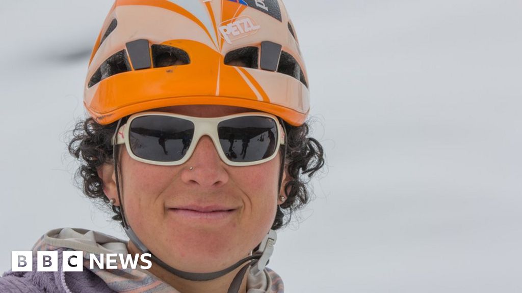 Breaking barriers: The female mountain guide battling machismo - BBC News