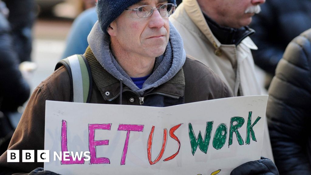 US shutdown bites as federal workers miss payday - BBC News
