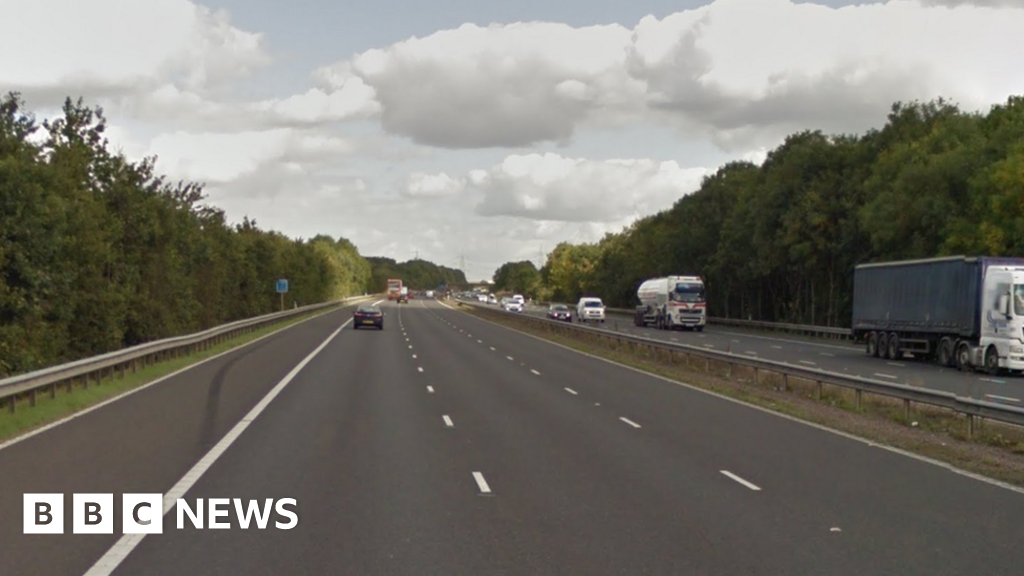 Driver killed in M69 crash in Leicestershire - BBC News