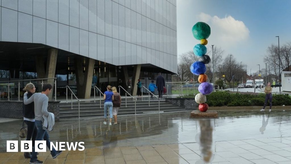 Wakefield sculpture trail artwork unveiled - BBC News