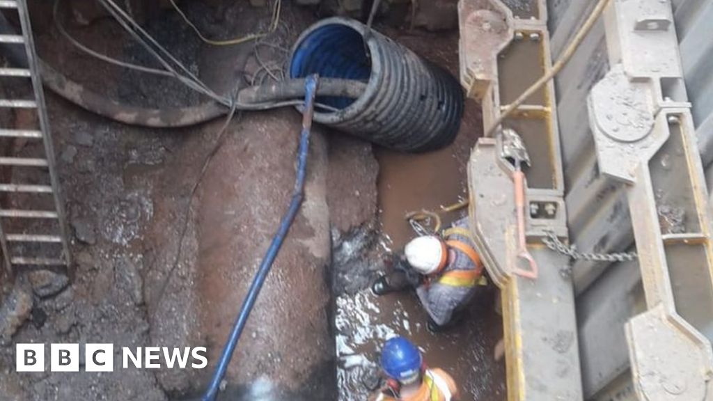 Giant 300-tonne fatberg blocks Birmingham sewer - BBC News