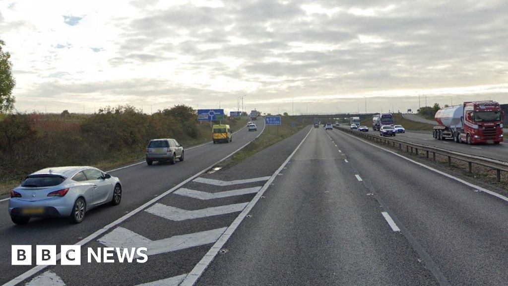 M11 bus fire near Cambridge causes closure - BBC News