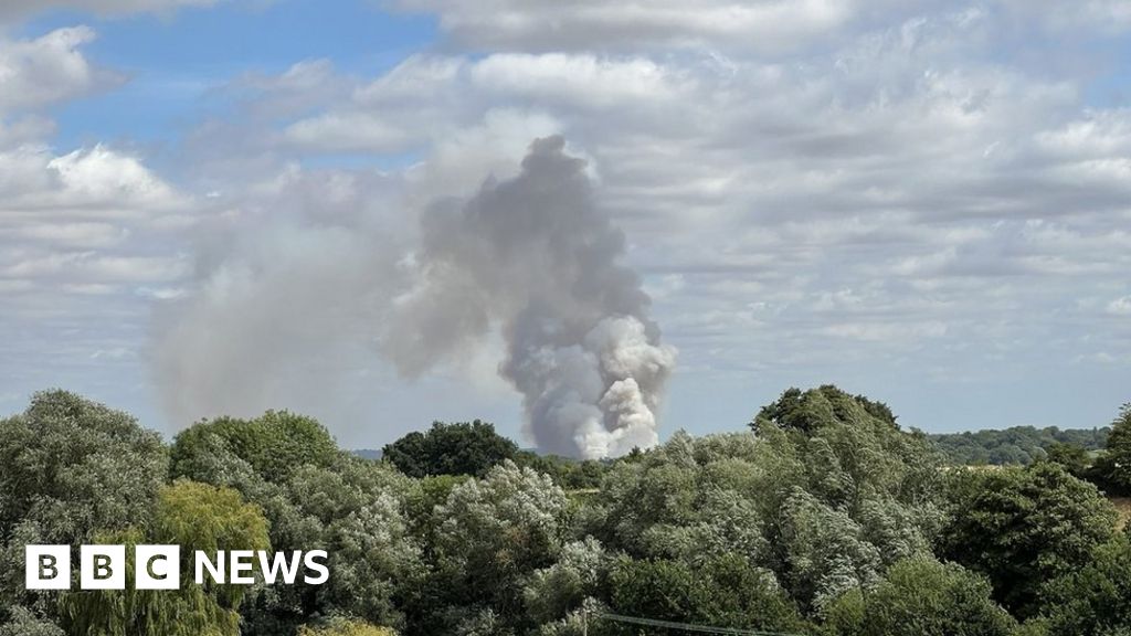 Field fire destroys large area of farmland in Boxted - BBC News