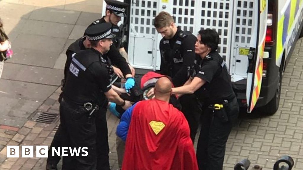 'Superman' on hand as Norwich police make arrest - BBC News