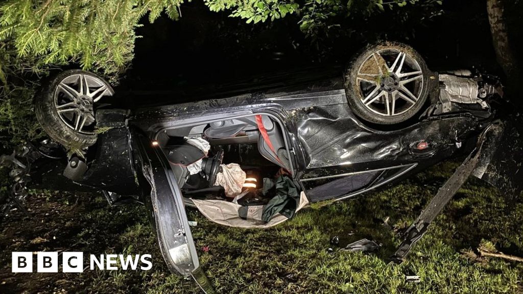 Nottinghamshire: Driver 'lucky' to walk away from Selston car crash