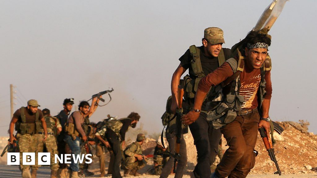 Syrian rebels 'capture' symbolic town - BBC News