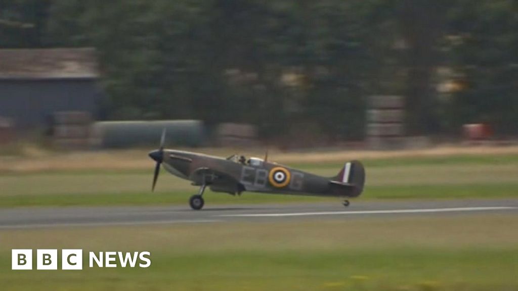 Spitfires take to skies in Battle of Britain memorial flight - BBC News