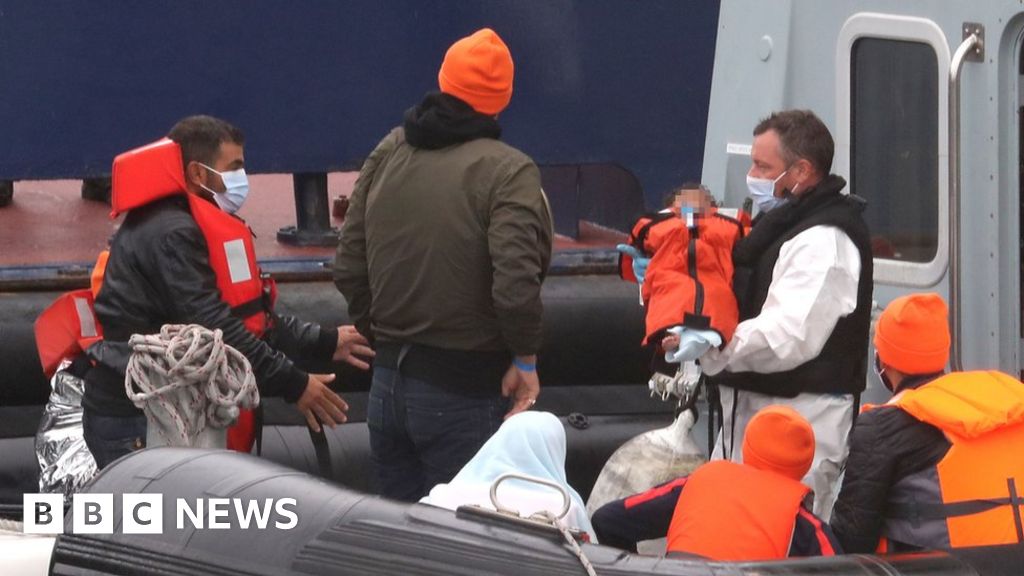 Migrants: Record number of Channel crossings in August