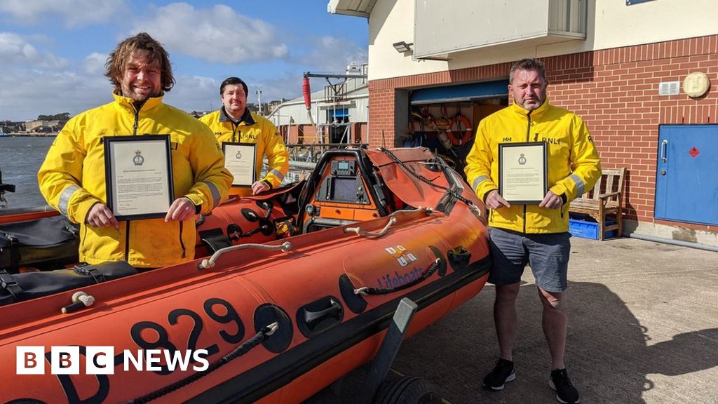 Tynemouth lifeboat crew commended for father and son rescue - BBC News