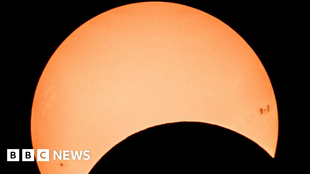 When can you see the partial eclipse in Ireland? - BBC News