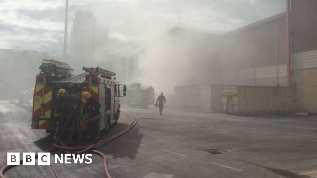 Second fire in a week at Wandsworth recycling centre - BBC News