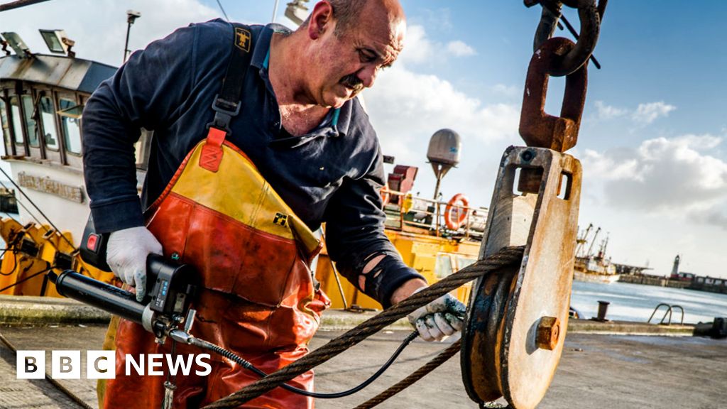 Sea views: Capturing British maritime life - BBC News