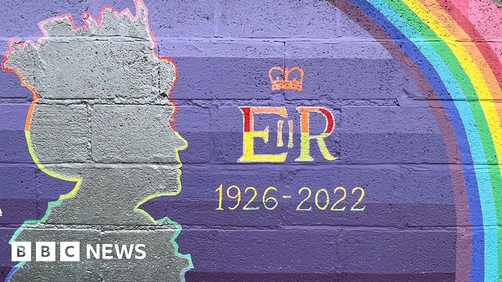 Queen Elizabeth II's death marked in Hardingstone mural - BBC News