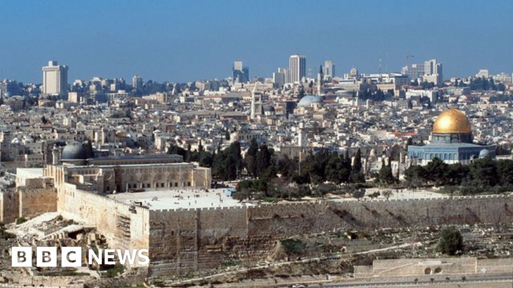 Jerusalem's holiest sites guided tour in 2.5 minutes - BBC News