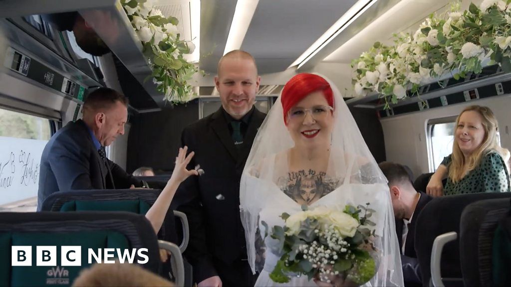 Trains: Couple marry on London Paddington to Swansea service - BBC News