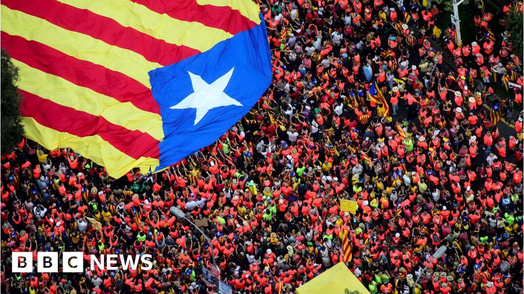 Thousands march in Barcelona streets - BBC News