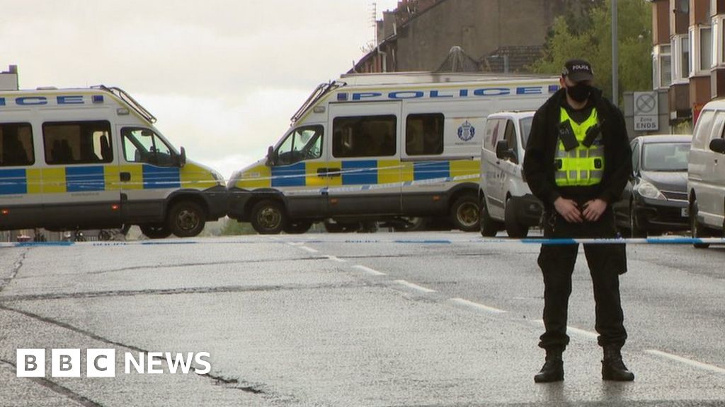 Man in serious condition after Paisley stabbing attack - BBC News