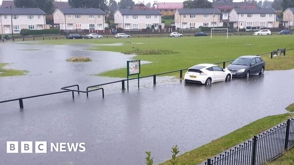 UK weather: Heavy rain and winds set to hit parts of the country - BBC News
