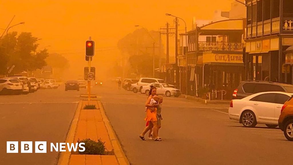 Australia dust storm: Health warning as skies change colour - BBC News