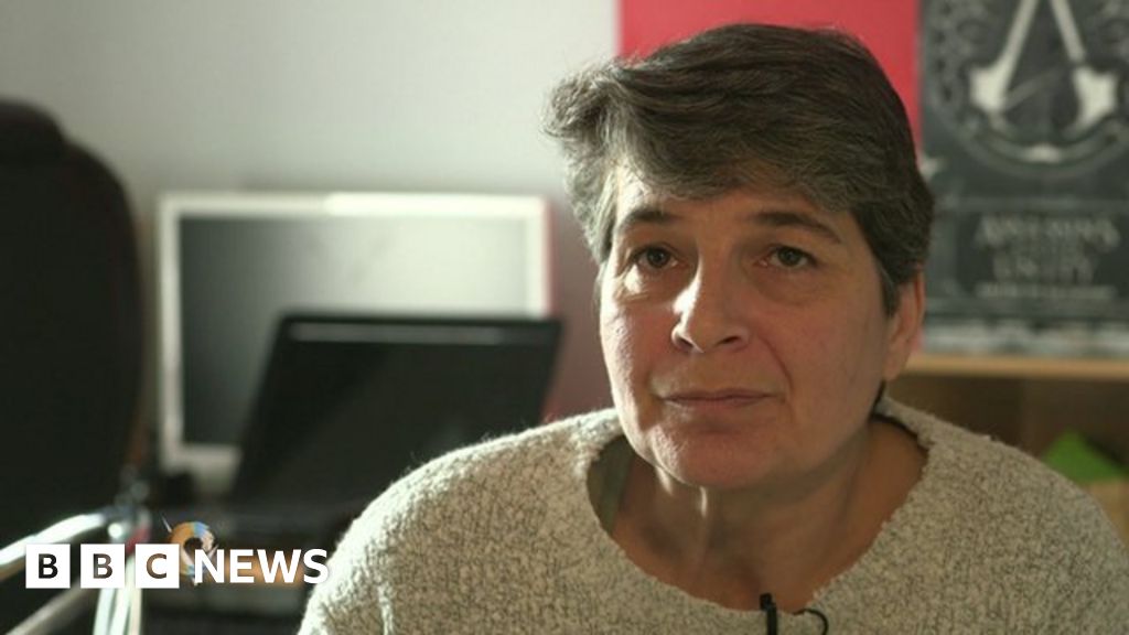 Social housing: 'I can't find anywhere to live' - BBC News