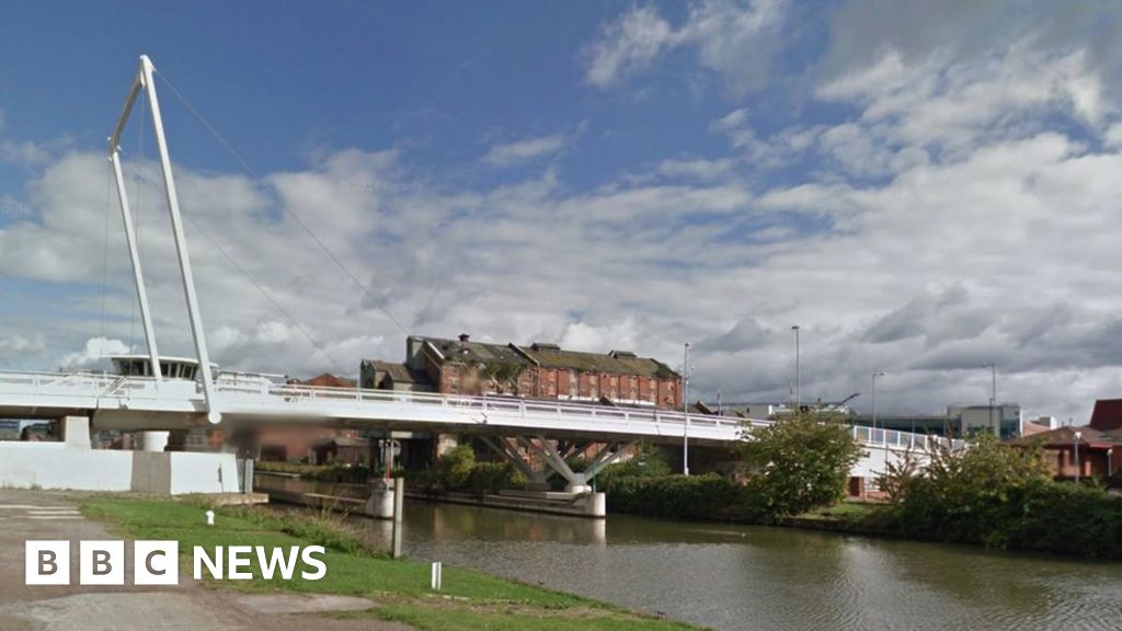 Gloucester and Sharpness Canal bridge found to have cracks - BBC News