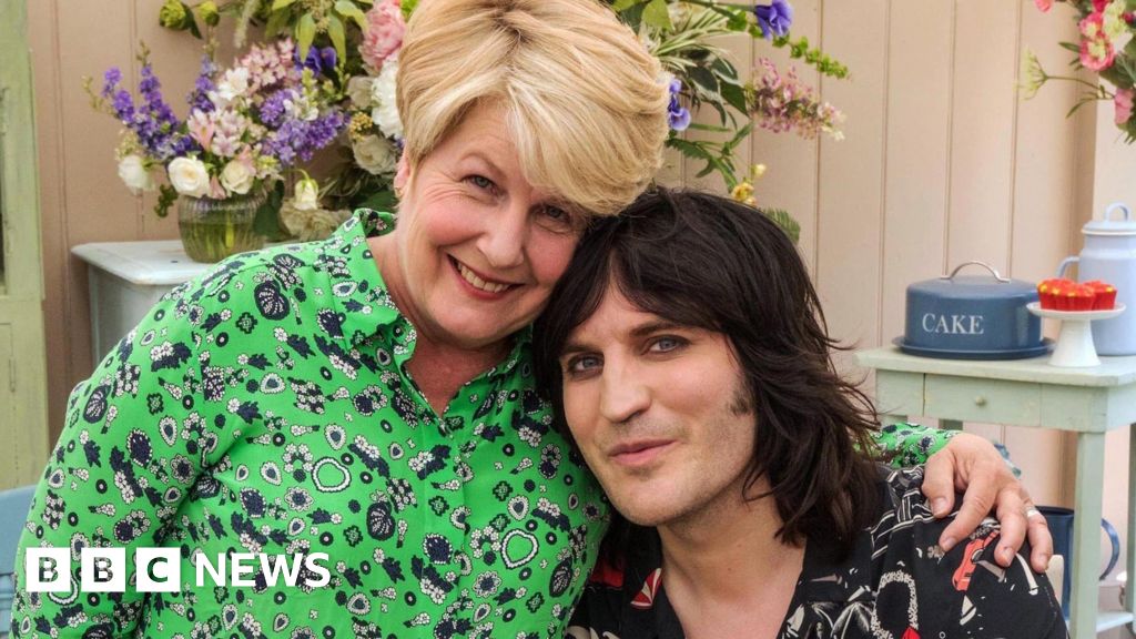 GBBO: How viewers reacted to the first Channel 4 episode - BBC News