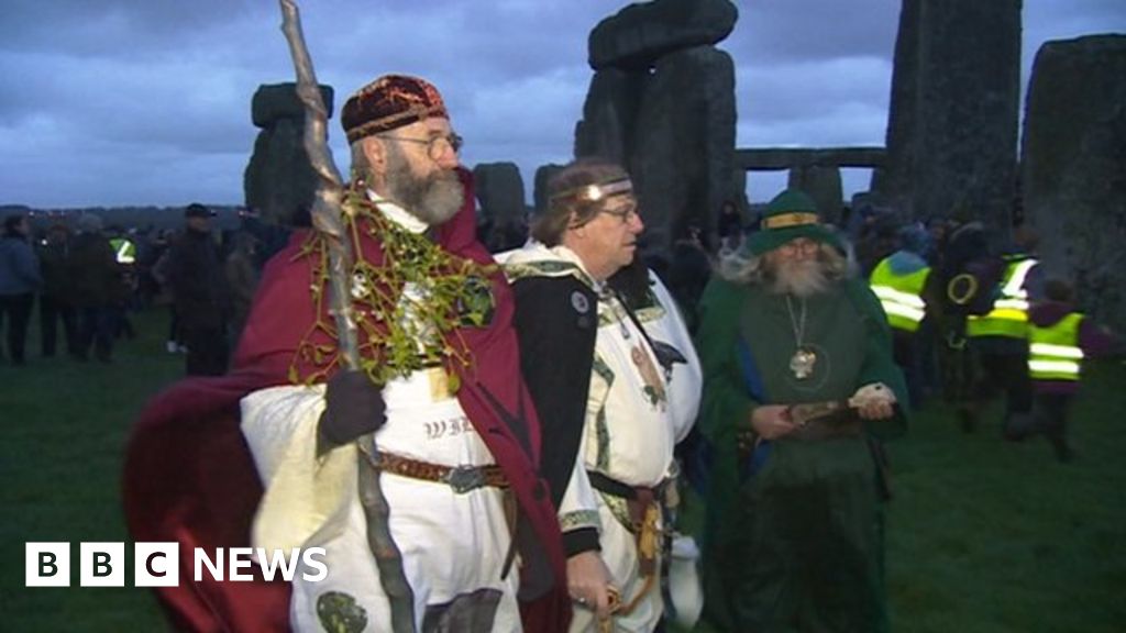Thousands gather for winter solstice - BBC News