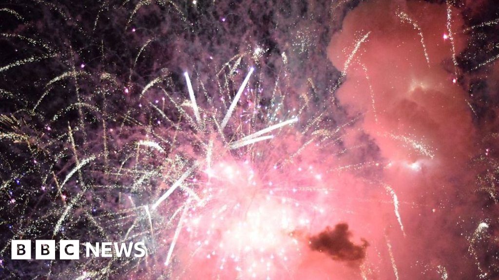 New Year's 2018: Thousands flee fireworks barge explosion