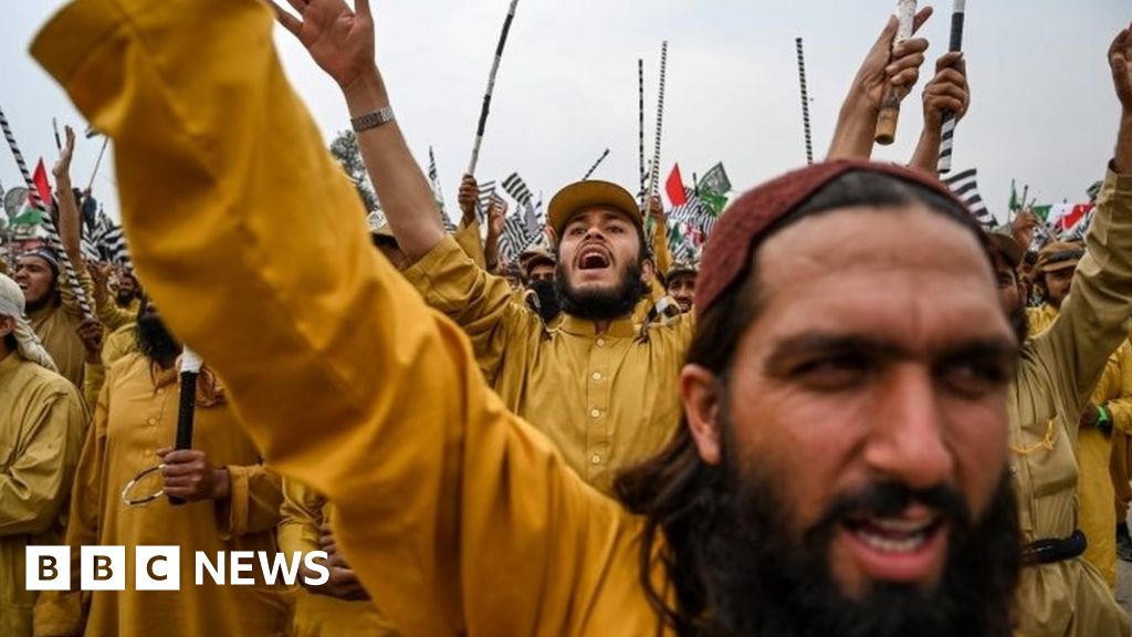 Pakistan Azadi march: Women absent from anti-Imran Khan protest - BBC News