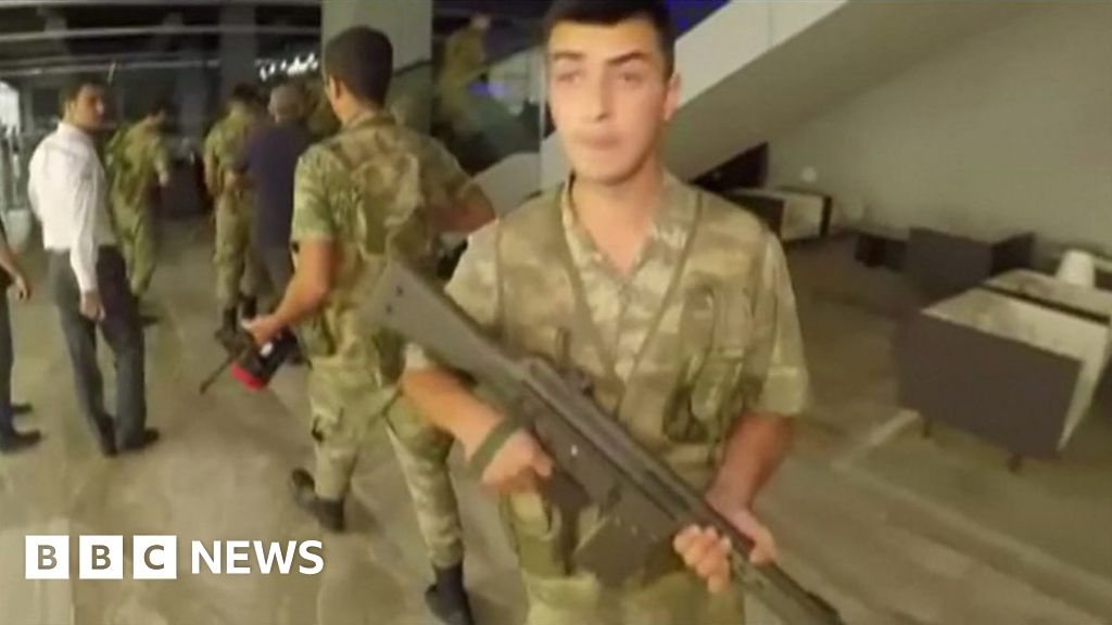 Turkey: Soldiers storm CNN building during coup attempt - BBC News