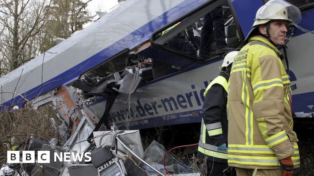 Germany train crash: Evidence of human error - BBC News