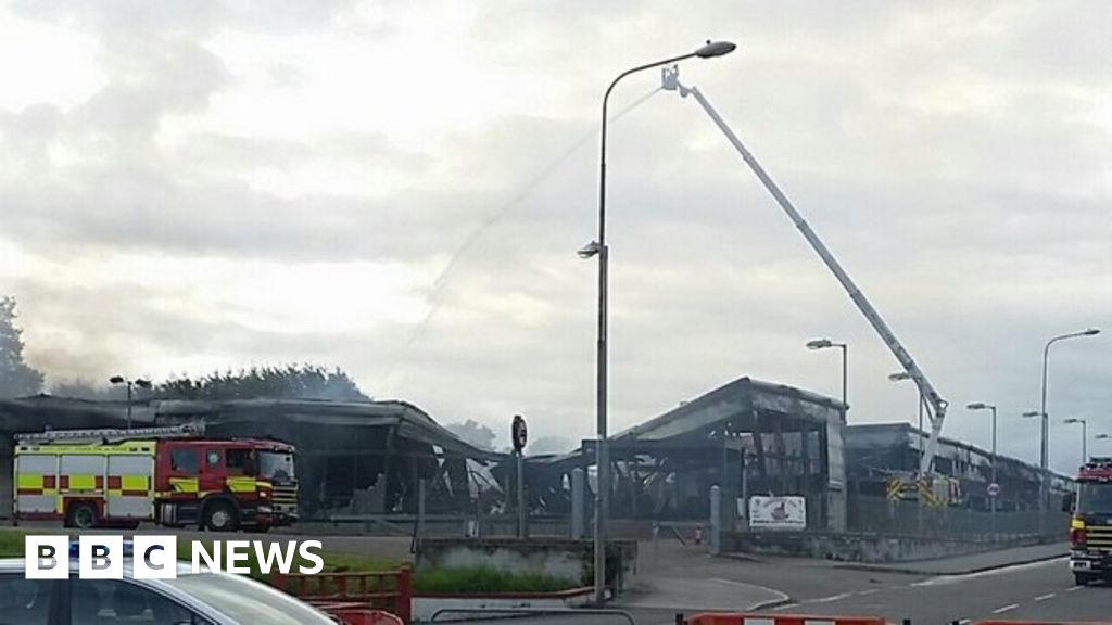 Drogheda paper factory destroyed in arson attack - BBC News