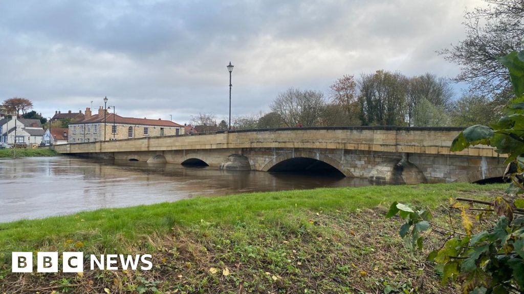 Tadcaster Bridge closed to traffic for second time in month - BBC News