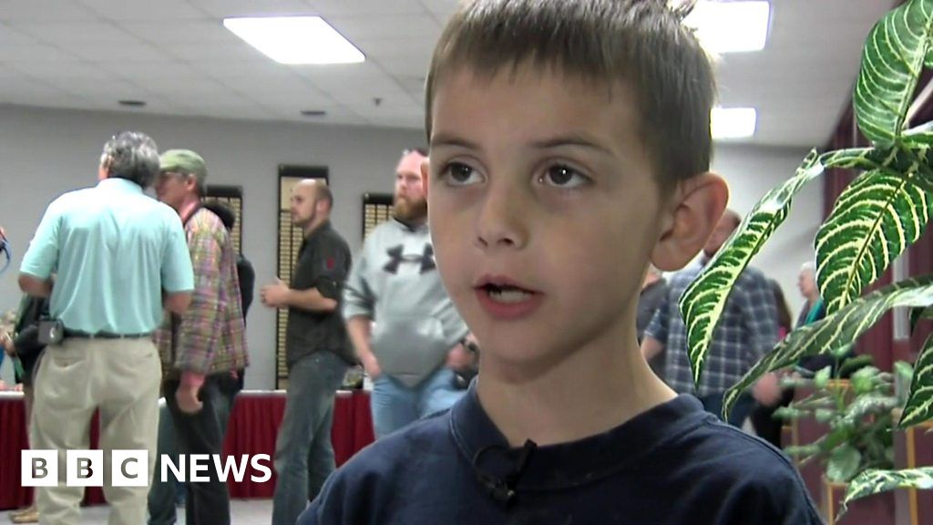 Boy, 7, steals show at Republican senator's town hall event - BBC News